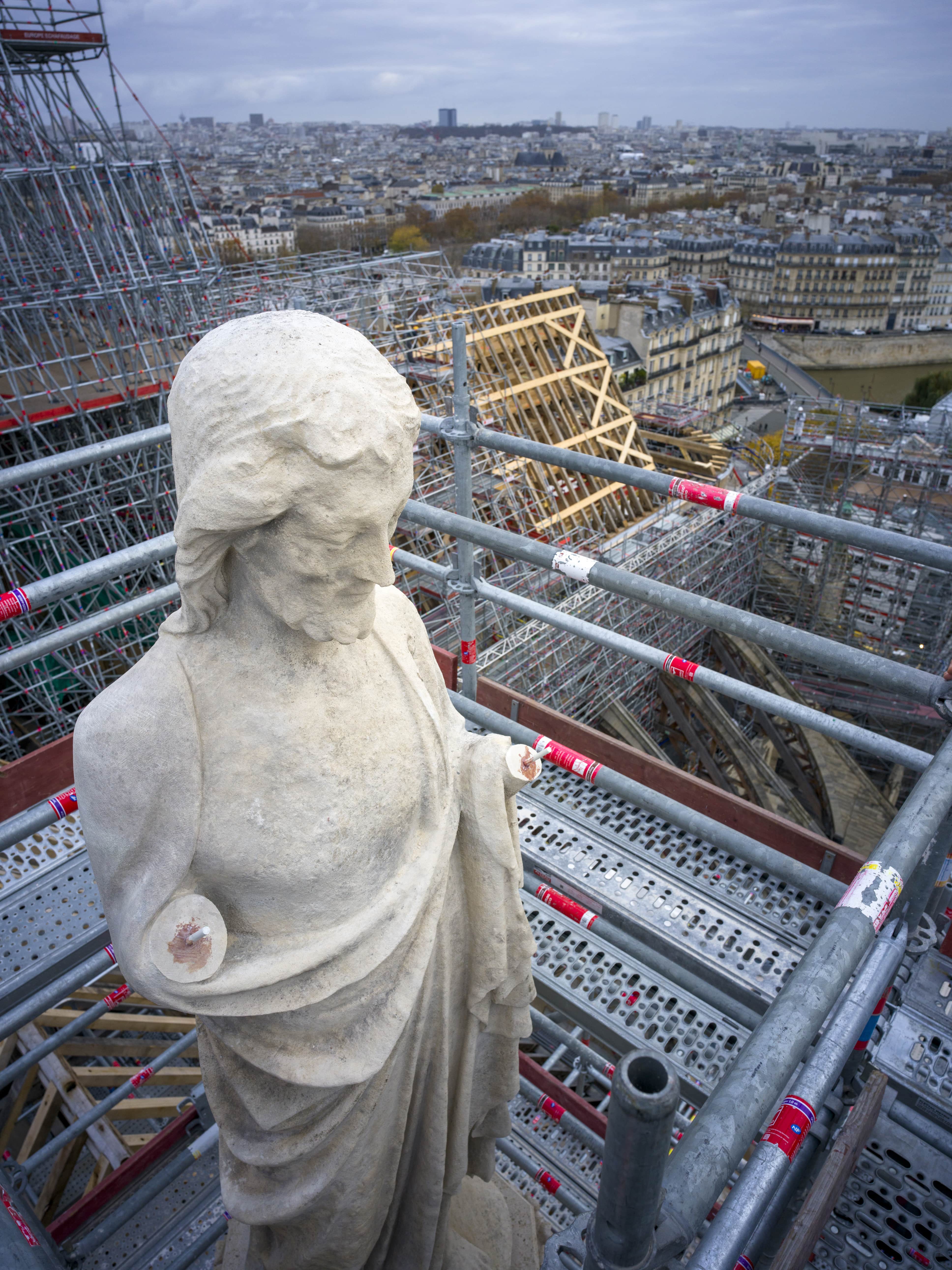 Rebâtir Notre-Dame de Paris - Installation of the statue of Christ